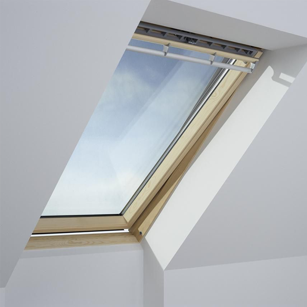 Fenêtre de toit motorisée Velux GGL Integra Solar tout confort SK06 - bois verni - 114,0 CM x ...
