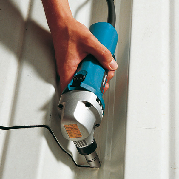 Grignoteuse électrique Makita JN1601 avec poinçon 550 W en boite carton