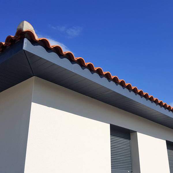 Planche de rive PVC arrondie pour sous-toiture - Deceuninck